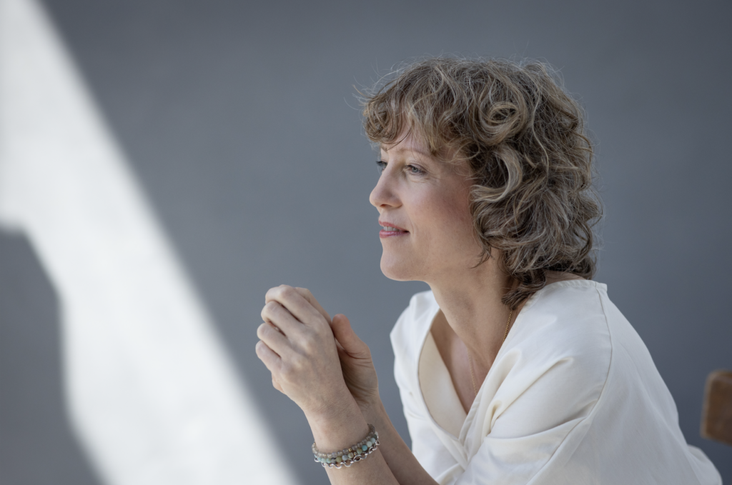 Podcast von Elena Lustig – Elena Lustig Yoga – Pro Age Yoga by Elena Lustig